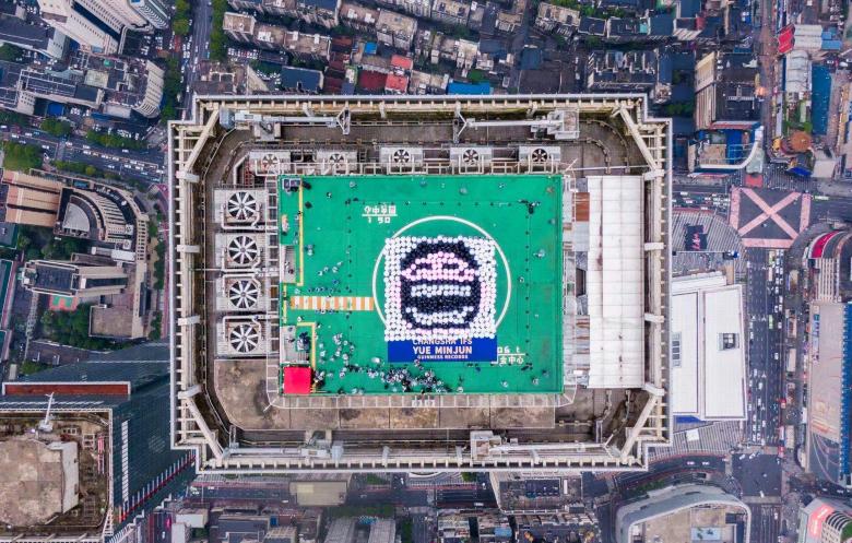 Largest balloon mosaic formed by people (image) | Guinness World Records