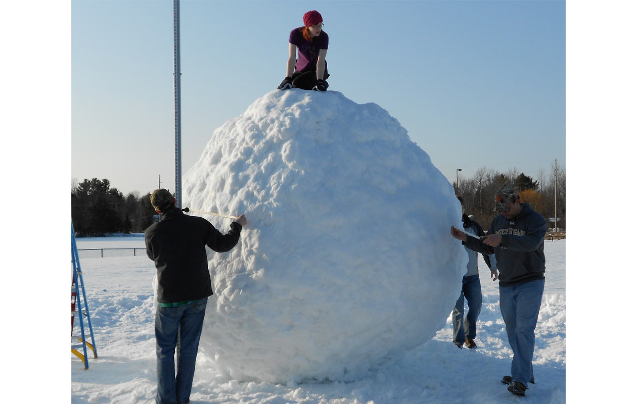 Largest snowball | _guinness_world_records_label